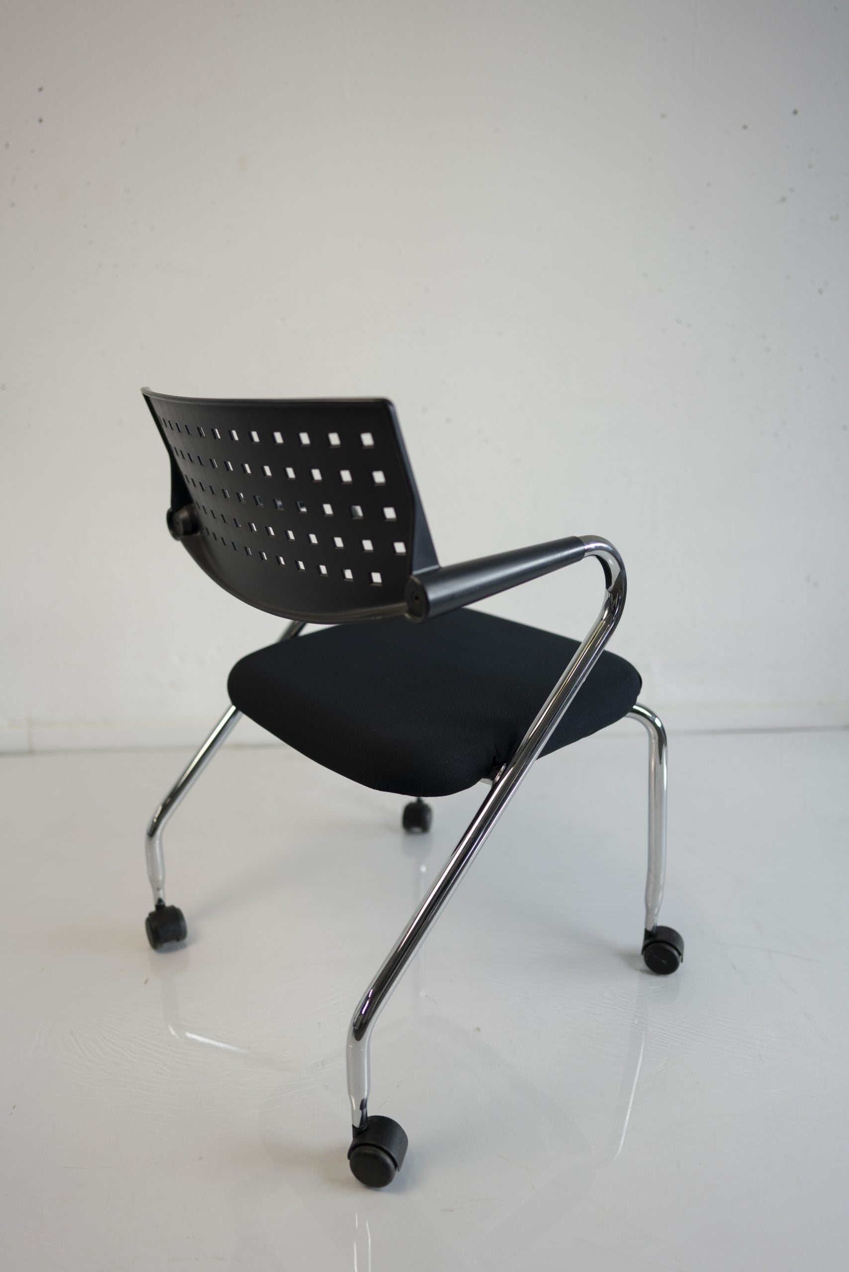 Vitra "Vis a vis Step", mit Rollen, Chrom/Schwarz – Sella Mensa